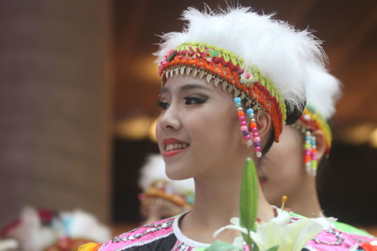 folklor-bez-hranic-za-al-v-obchodn-m-centru-pestr-kroje-radostn