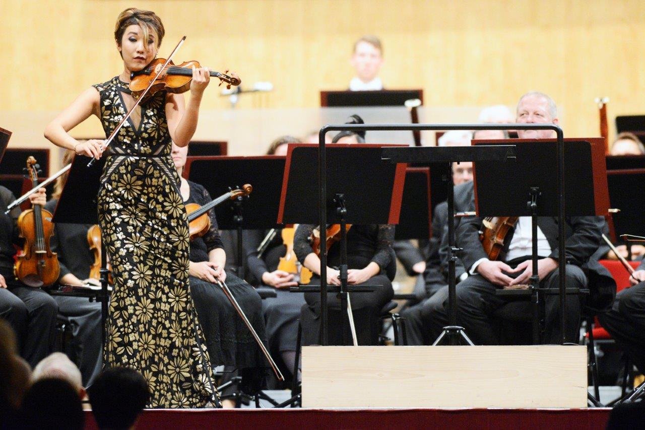 Filharmonie zahájila novou sezónu ve smutku, ale se skvělou houslistkou ...