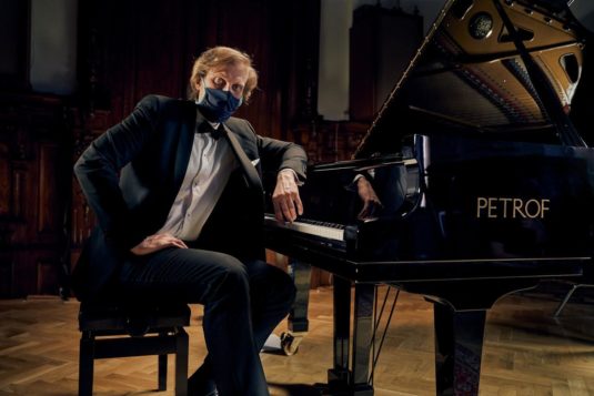 Online koncert Iva Kahánka: S rouškou na ústech, v prázdném sále, ale s ...