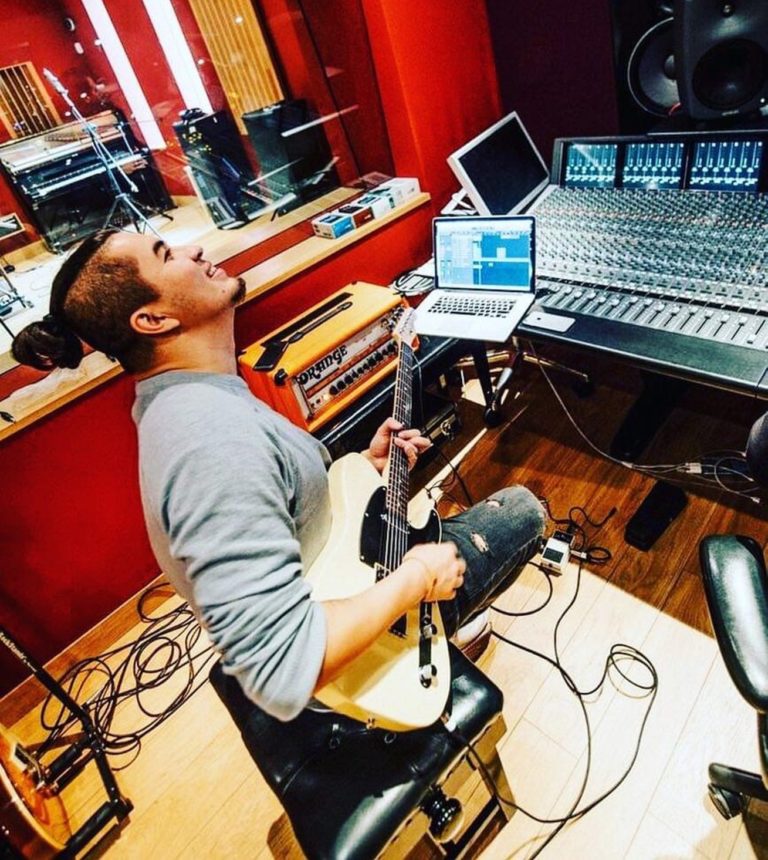 Hudba je řemeslo jako každé jiné, říká kytarista Marcus Tran, vrchní ...