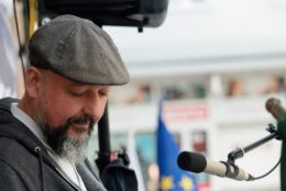 Prajzský bluesman Bužma na novém albu Holčovice zpívá o závislosti