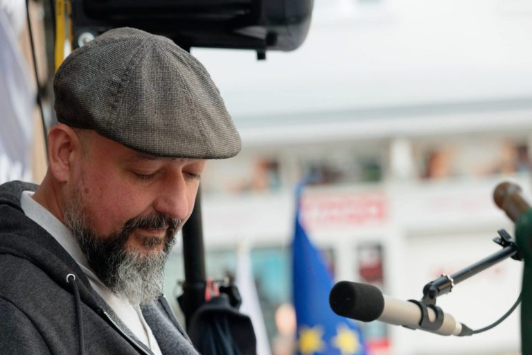 Prajzský bluesman Bužma na novém albu Holčovice zpívá o závislosti