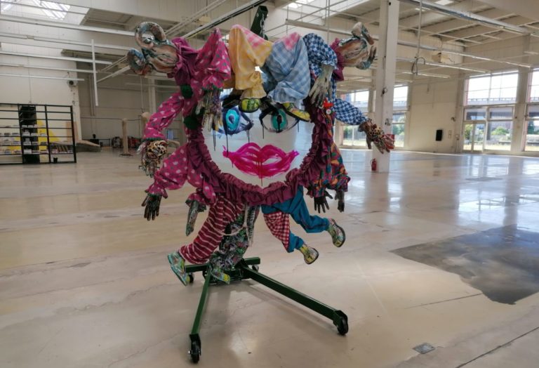 FOTO 1 Socha Kris Lemsalu Malone